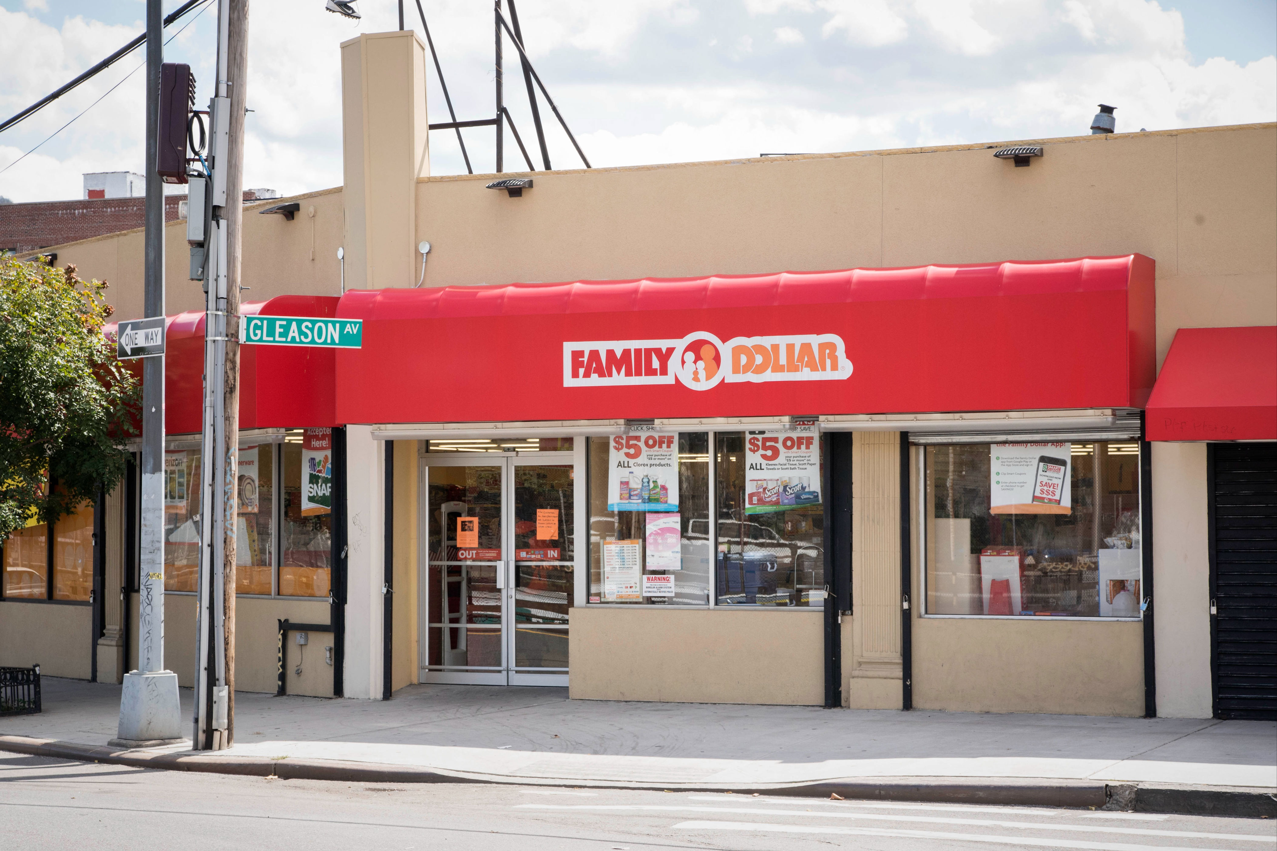 Budget retail giant shutters 350 stores — including 3 in California, as ...