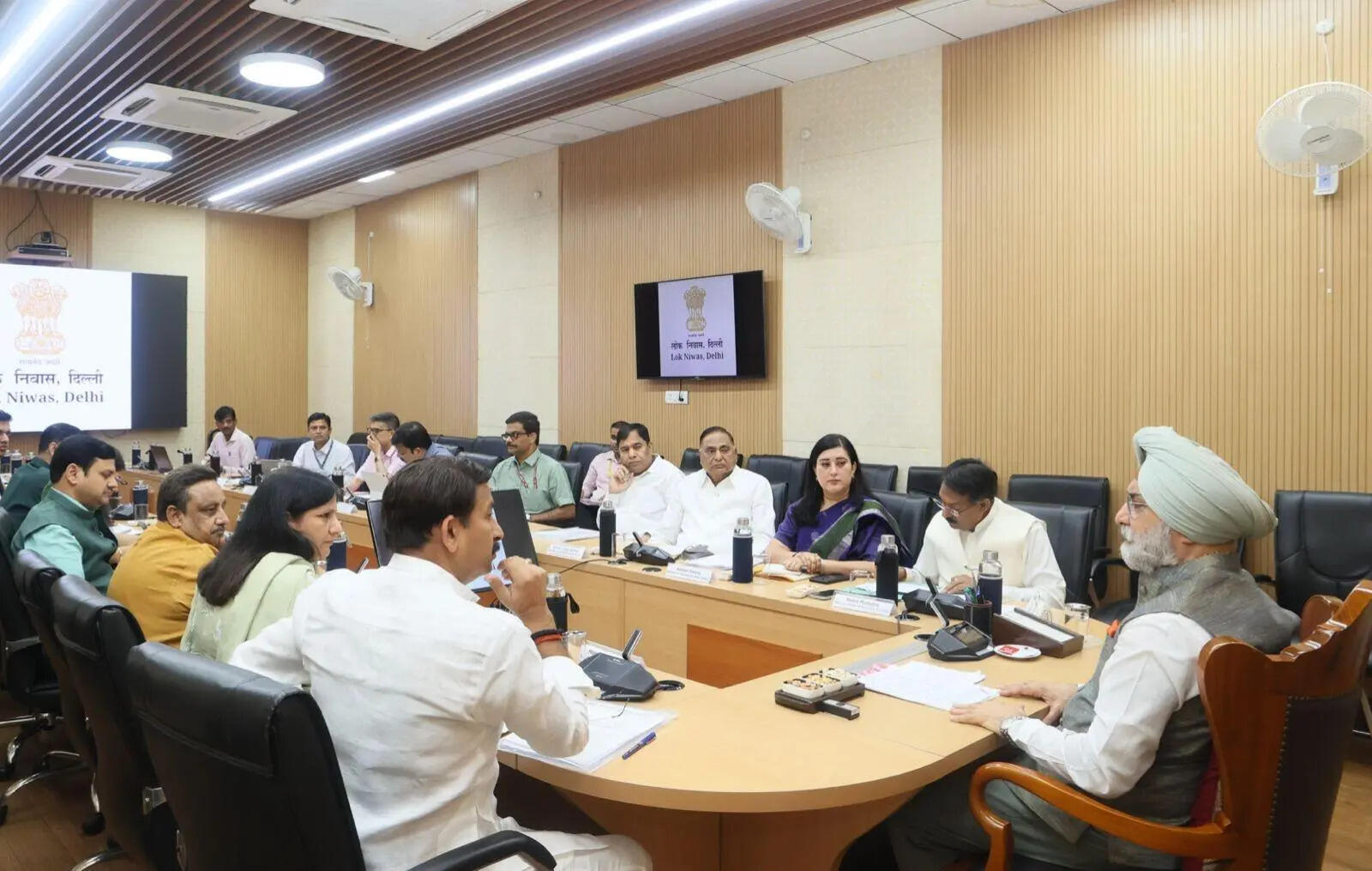 LG Sandhu pushes 3,000 DDA plots for parking to ease congestion