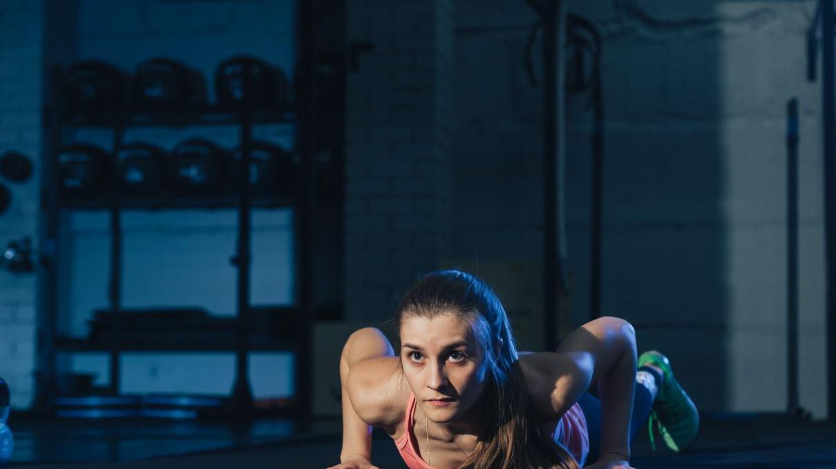 ¿Quieres abdomen firme? La rutina de burpees que ayuda a fortalecer el core