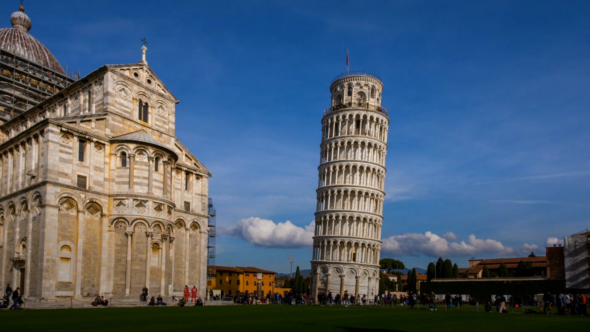 ¿Por qué no se derrumba la torre inclinada de Pisa?