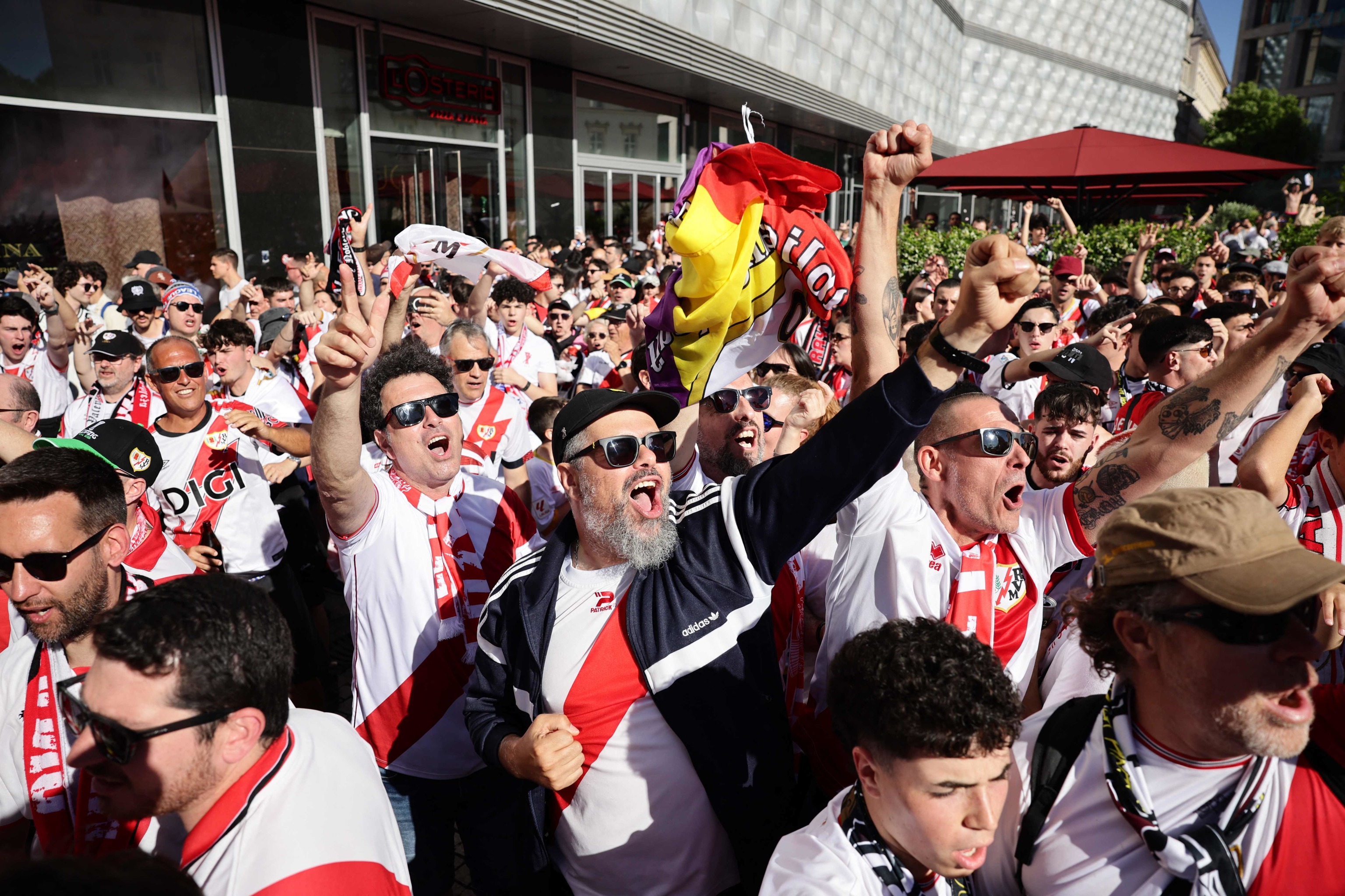El día que la afición del Rayo Vallecano hizo codearse a Felines y ...