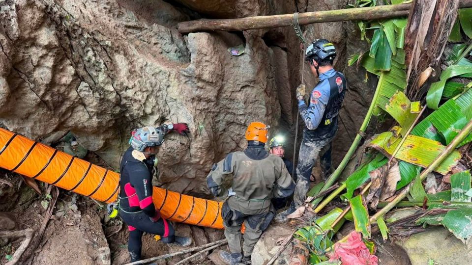Divers find 5 people trapped in Laos cave alive as rescuers search for ...