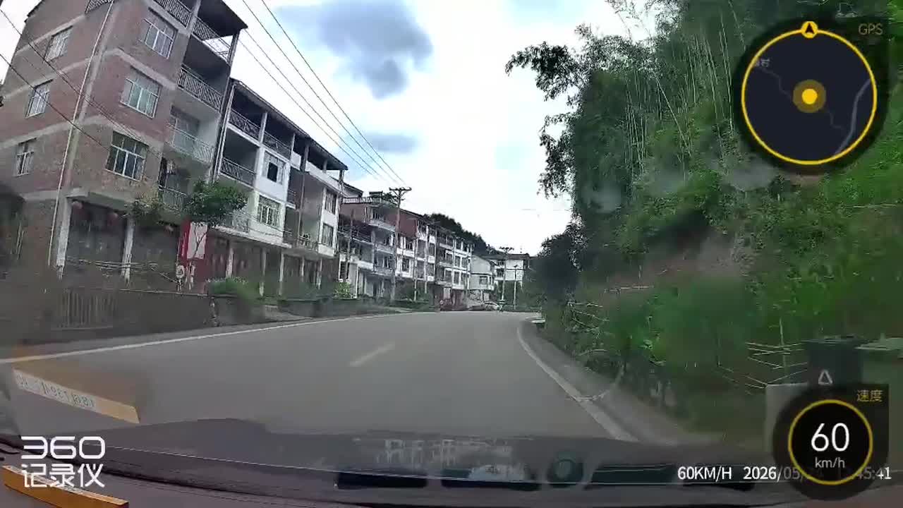 Two cars collide after sudden turn in Chongqing, China