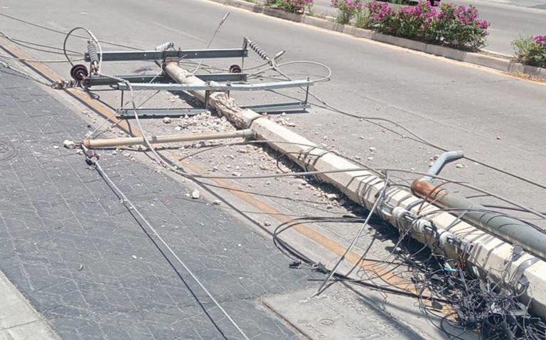 ¡Fatal accidente! Poste cae a trabajadores de la CFE en Zapopan y uno ...