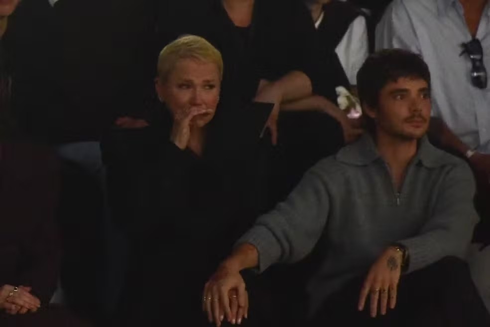 Xuxa chora em desfile de marca de Sasha