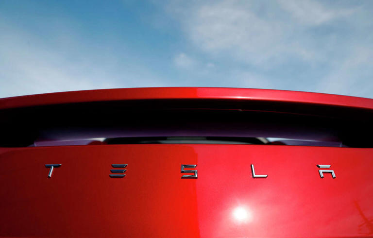 Tesla is ready to resurrect its long-awaited Roadster at Gigafactory ...