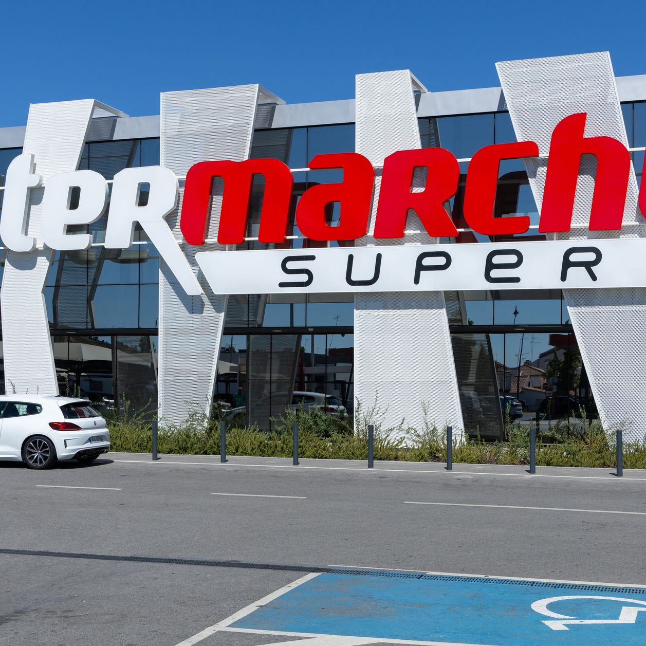 Sur le parking de cet Intermarché normand, cette machine 24h/24 change ...