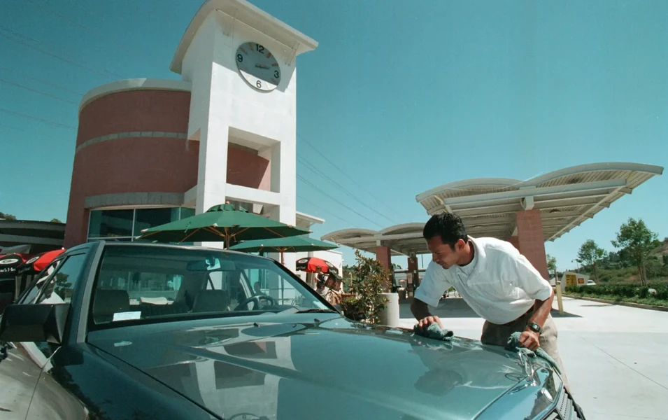 Experts share safe DIY windshield wiper fluid recipe