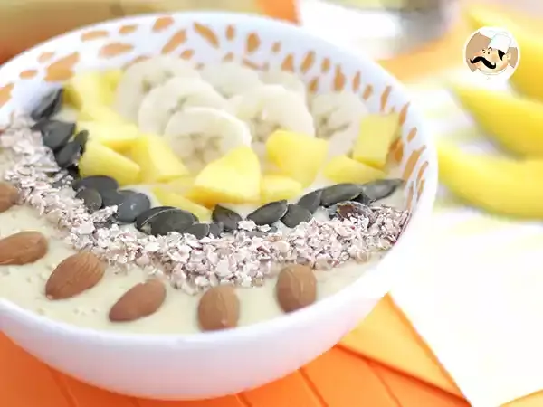 Smoothie-Bowl mit Mango und Banane