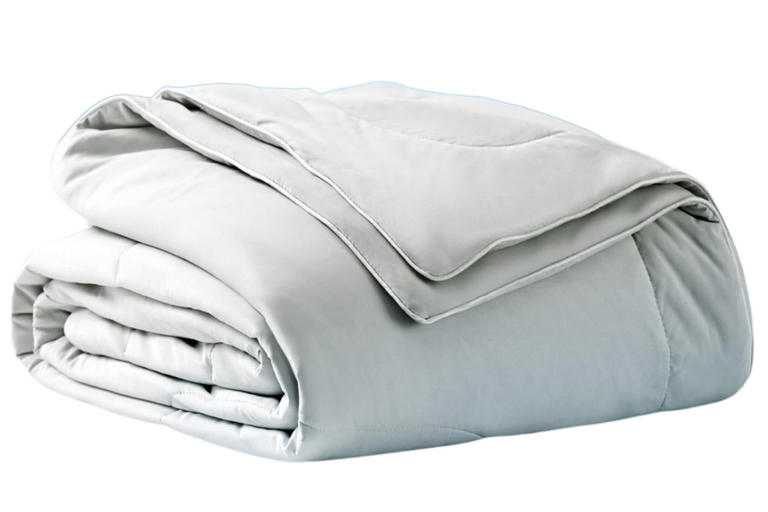 Shoppers are reaching for this 100% cotton blanket over their heat ...