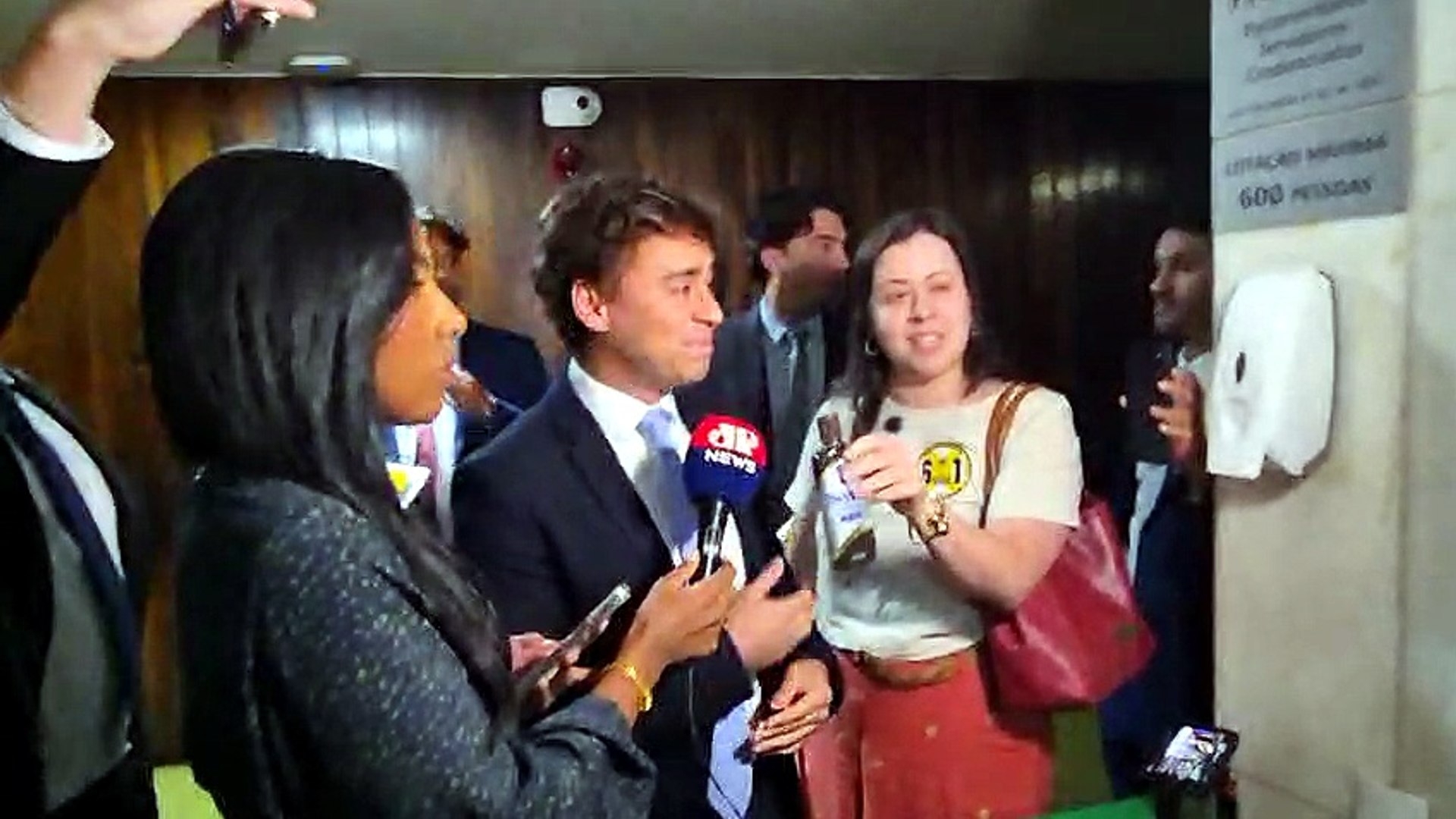 Nikolas Ferreira recebe deboche de Sâmia Bonfim durante link ao vivo na ...