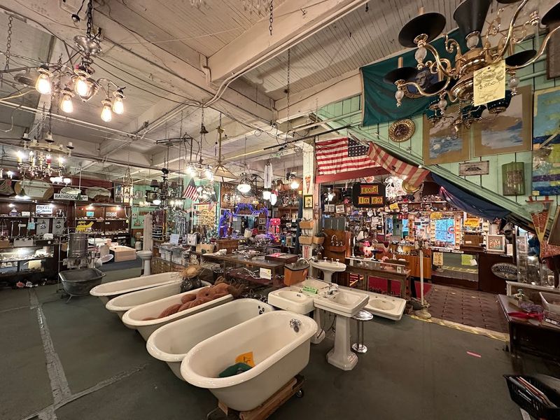 A 30,000 square foot Oregon hardware store sells vintage doorknobs from ...