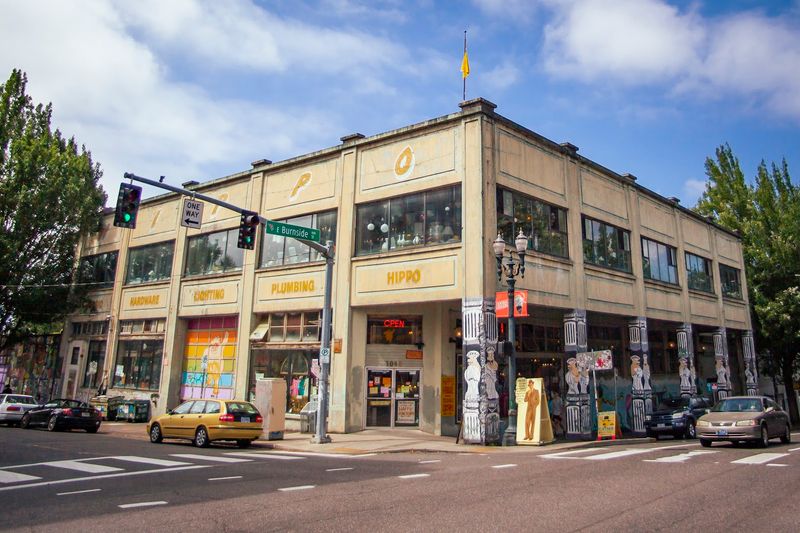 A 30,000 square foot Oregon hardware store sells vintage doorknobs from ...