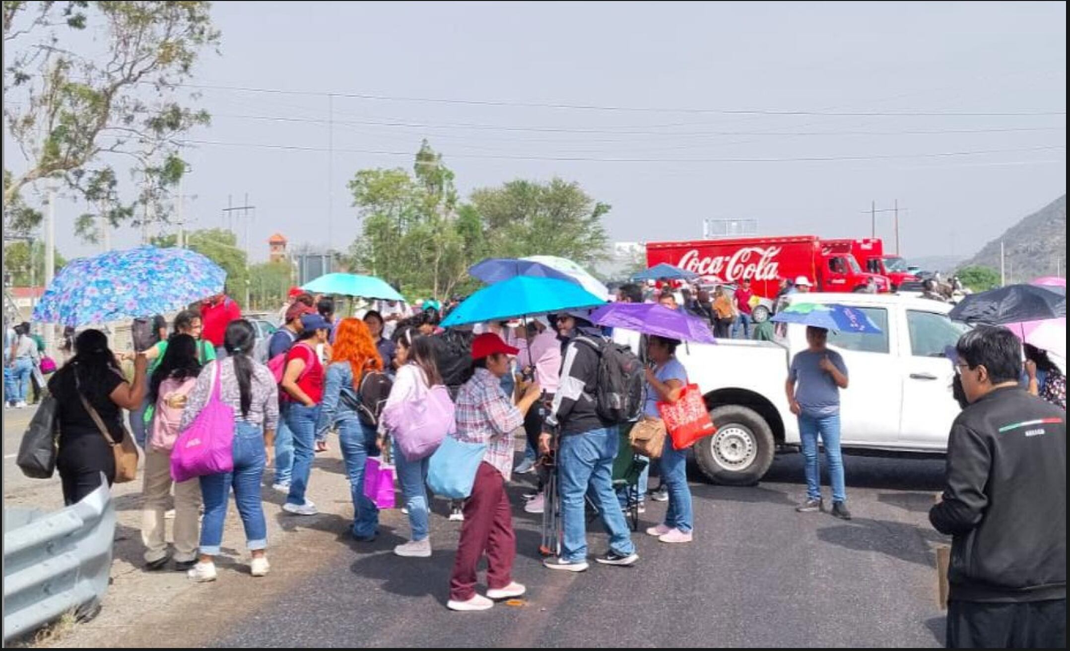 Pobladores desalojan a maestros de la CNTE tras bloqueo carretero en Oaxaca