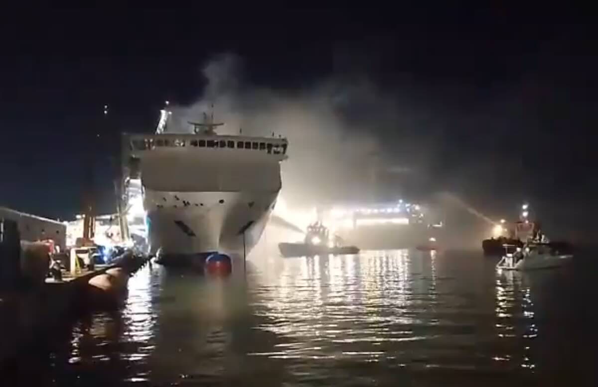 Nave in fiamme al porto di Napoli, il Comune: «Tenete chiuse porte ...