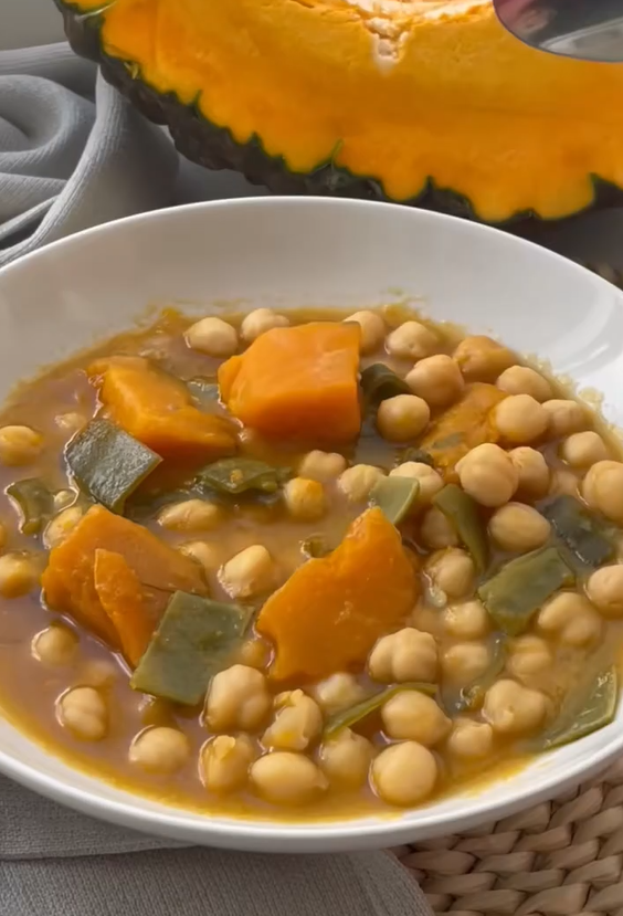 Garbanzos con calabaza y judías verdes: receta de cuchara saludable y fácil