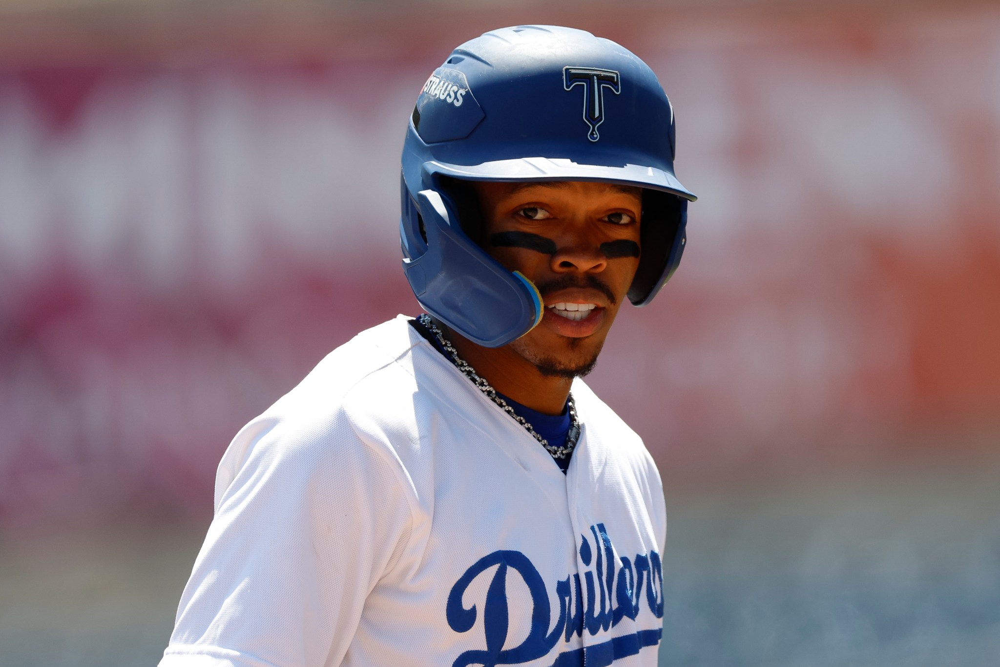 Dodgers prospect injures knee while jumping out of bat dog’s way