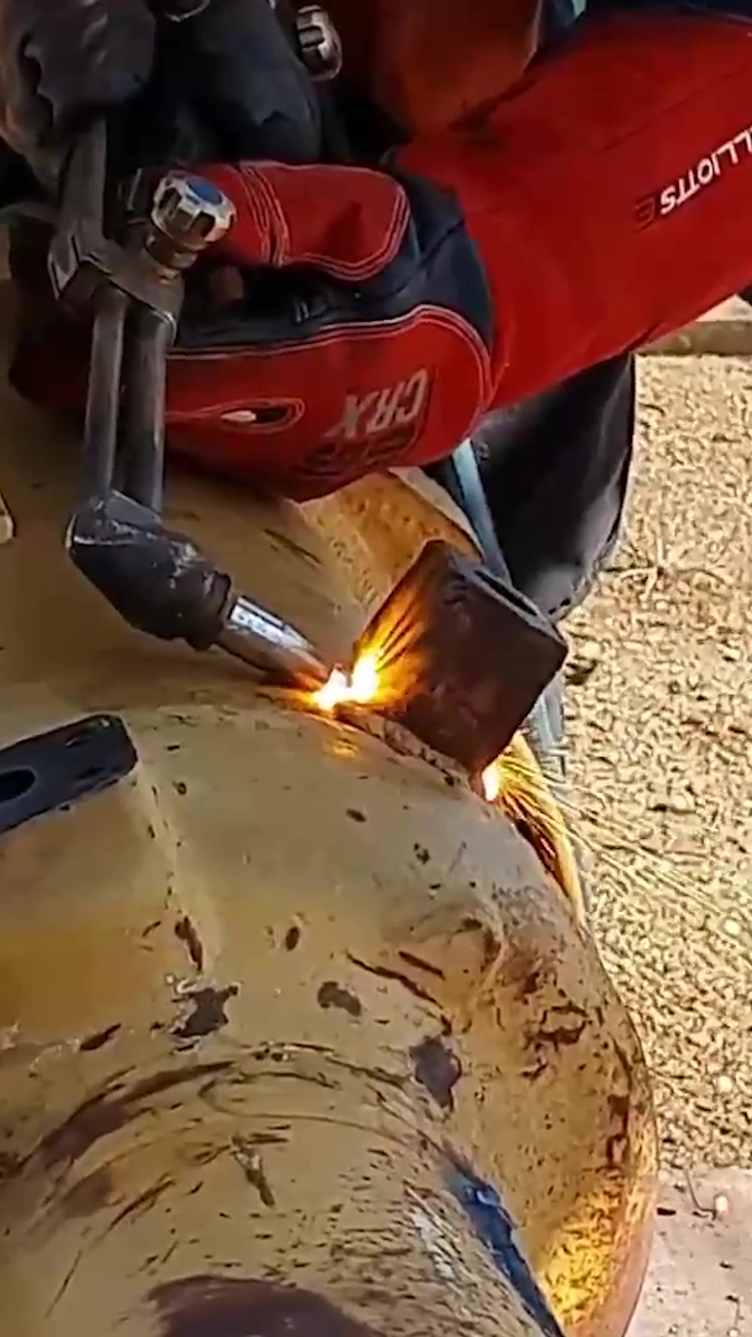Full repair of a D10 tilt cylinder