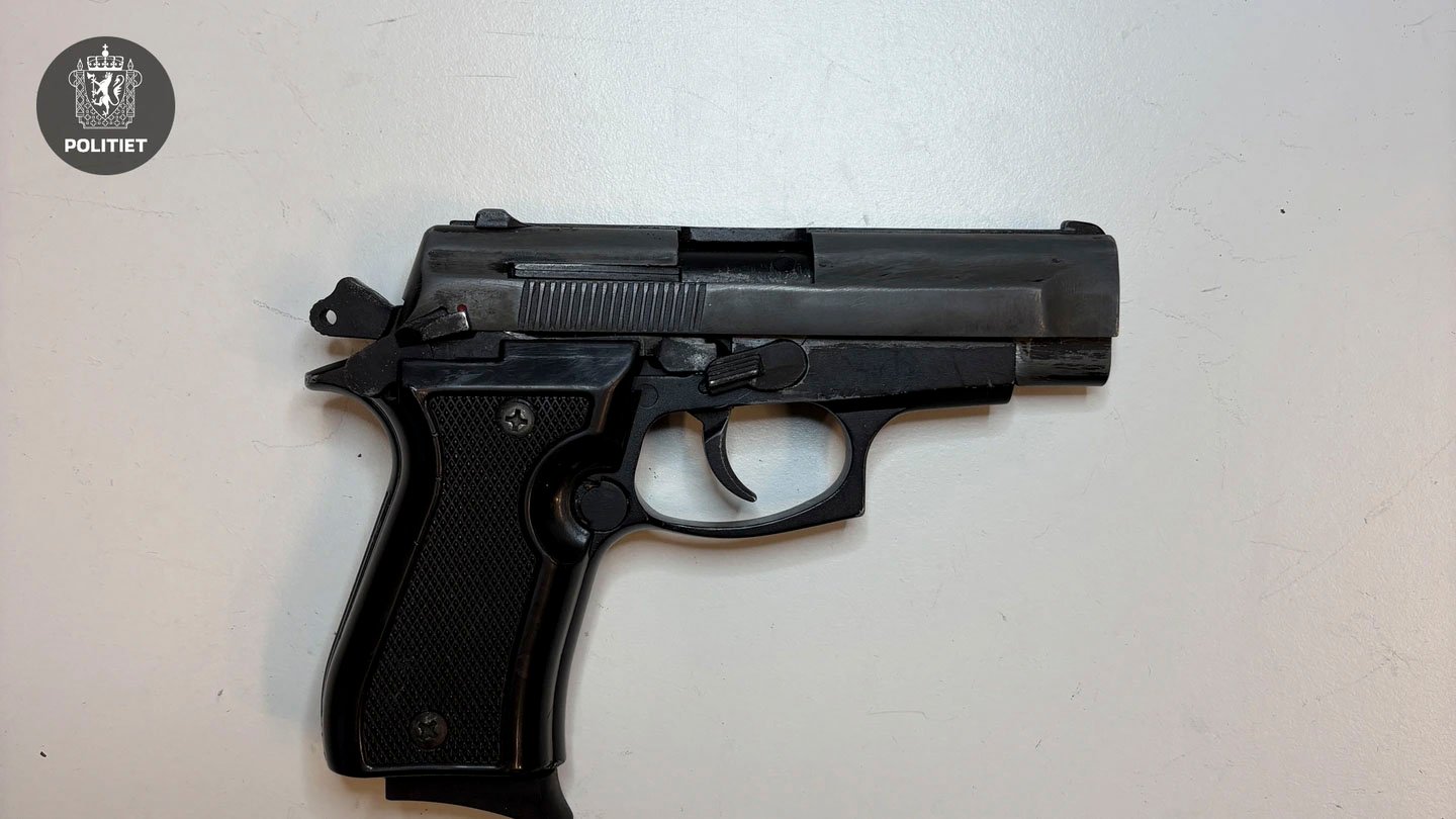 Bilfører med kniv og pistolkopi pågrepet