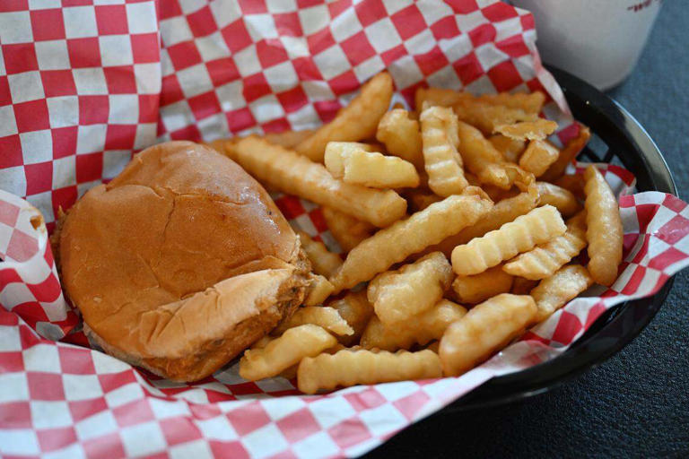 Historic Fincher's Barbecue opens its new Warner Robins location, draws ...