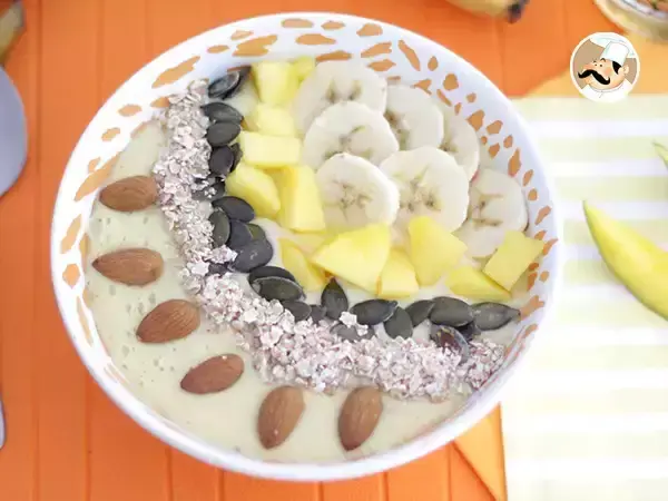 Smoothie-Bowl mit Mango und Banane