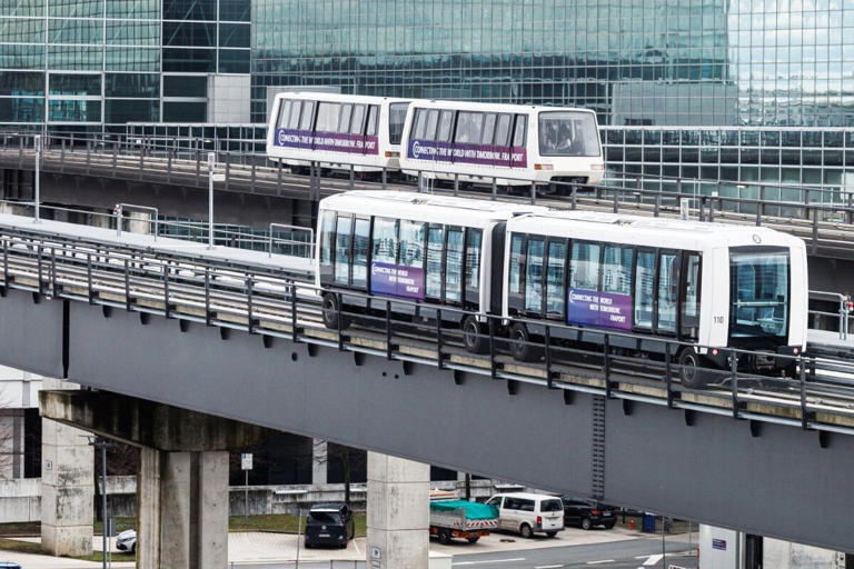 Neue Skyline-Bahn am Flughafen steht bereits wieder still