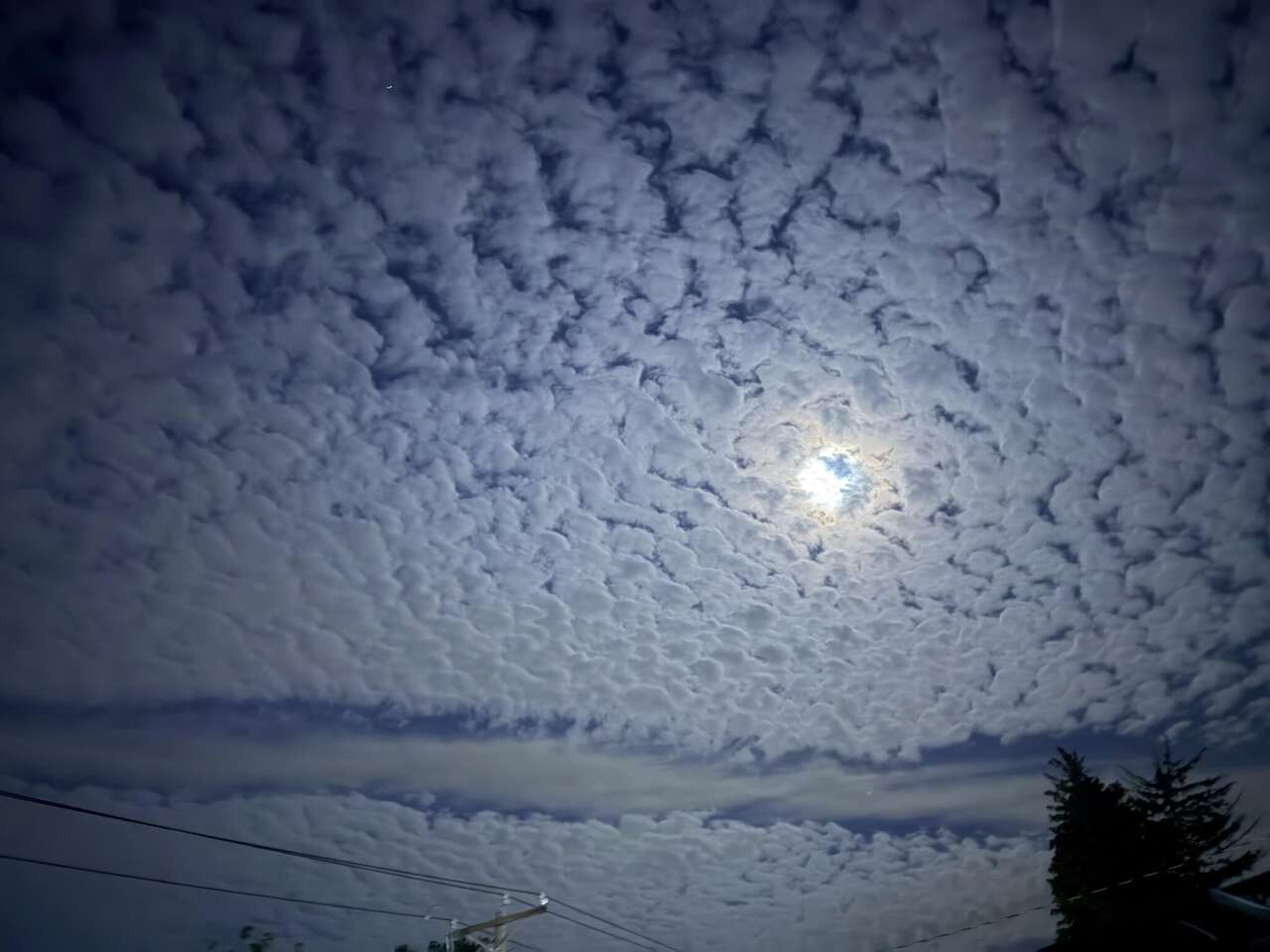 Connecticut skywatcher captures moonlit 'mackerel sky' with a ...