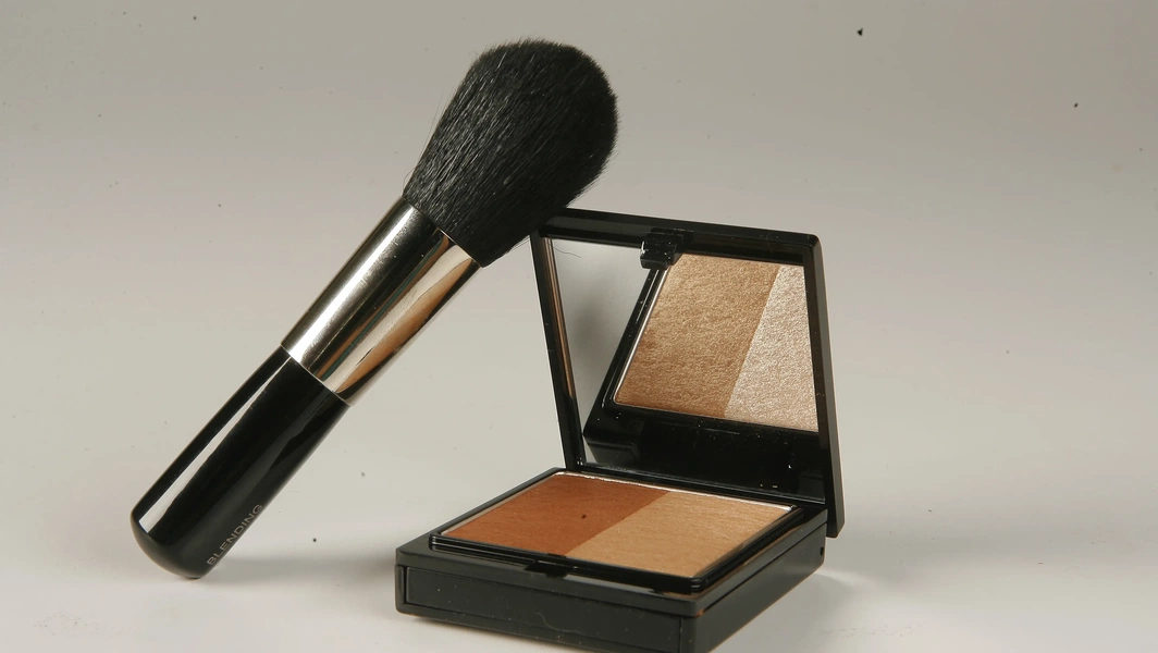 ’90s bronzer revival shapes summer 2026 beauty trends