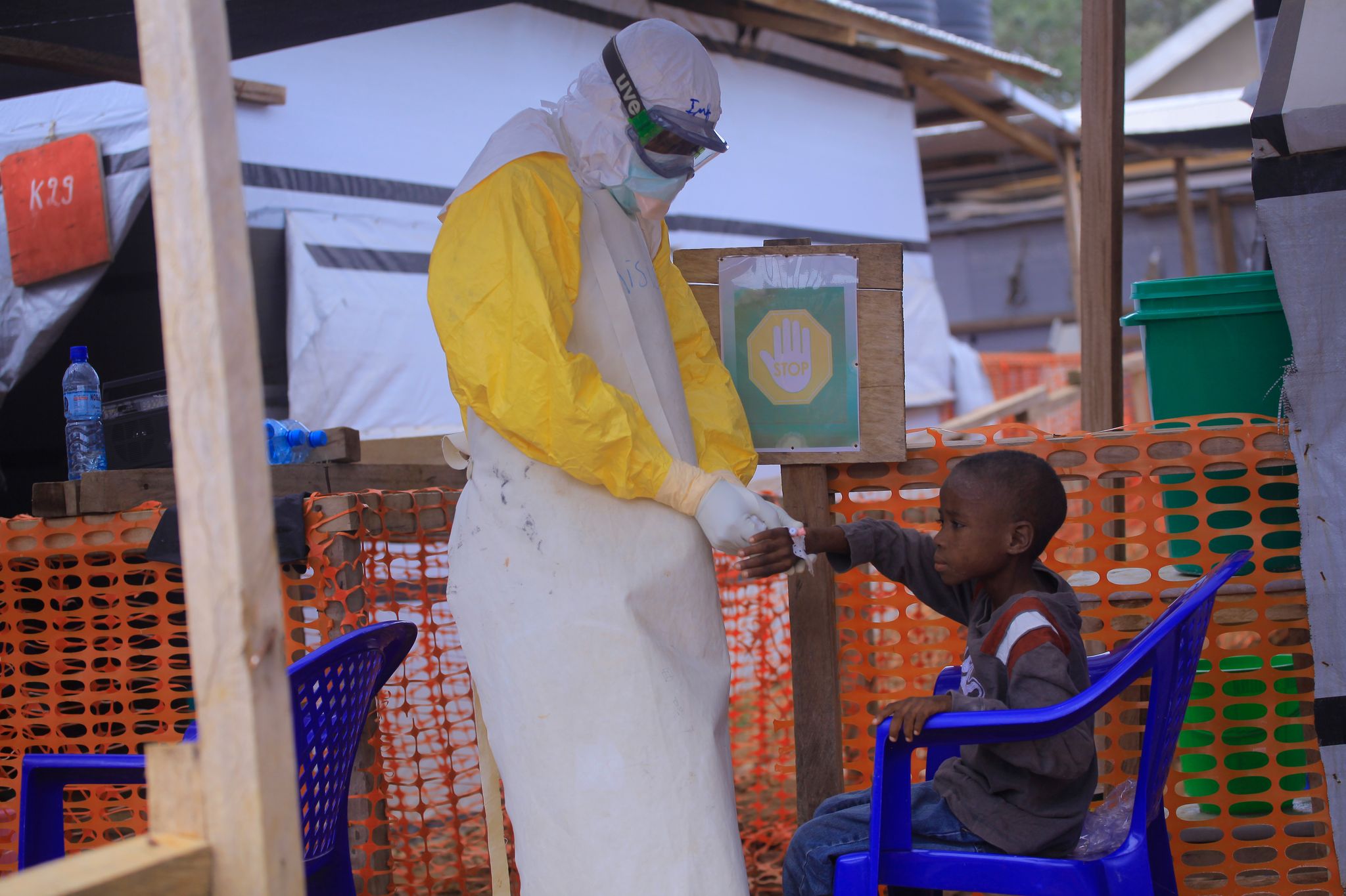 Over 1,000 suspected Ebola cases in east Congo as Uganda shuts border