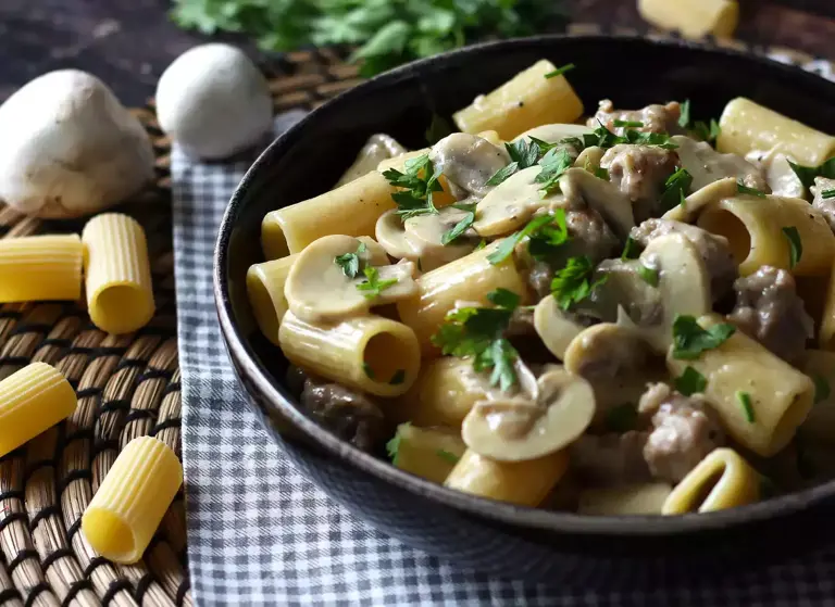 Pâtes crémeuses aux champignons et à la saucisse