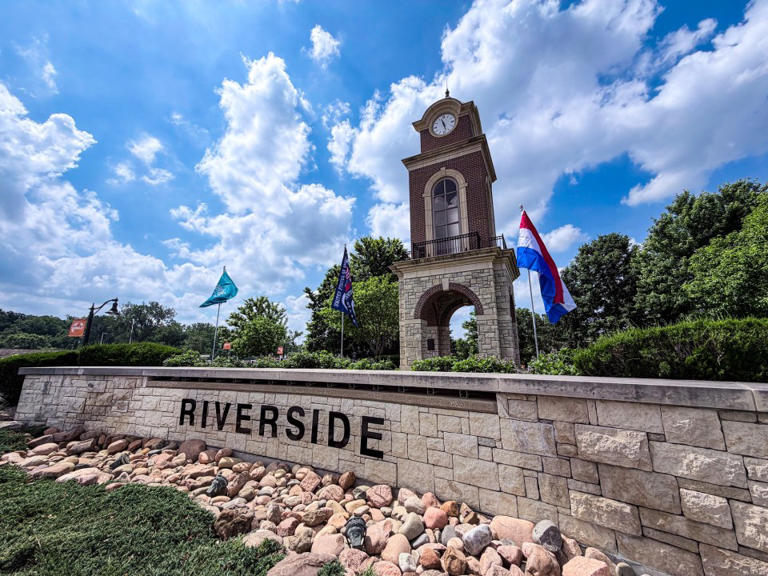 Riverside dyes fountains orange to welcome Netherlands team for World Cup