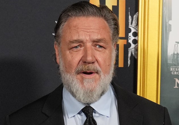 Russell Crowe slams 'clickbait' reports about autograph-seekers ...