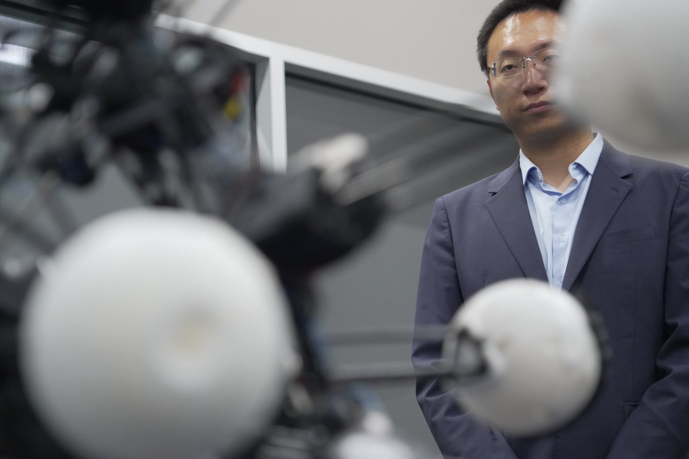 Argus, un robot à 20 pattes et 20 yeux, qui roule dans toutes les ...