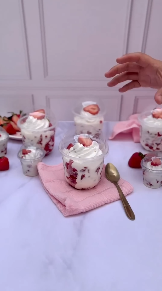 Postre en vaso de fresas con crema para todo el año