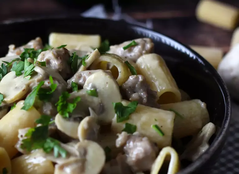 Pâtes crémeuses aux champignons et à la saucisse
