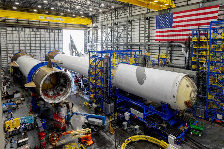 Blue Origin readies New Glenn rocket to launch 48 Amazon LEO satellites ...