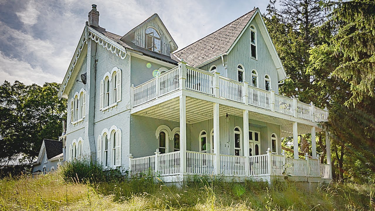 Exploring a creepy abandoned mansion with a dark Hollywood history