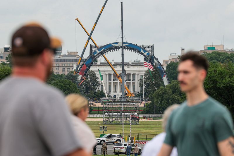 Construction of cage-fighting arena transforms White House grounds