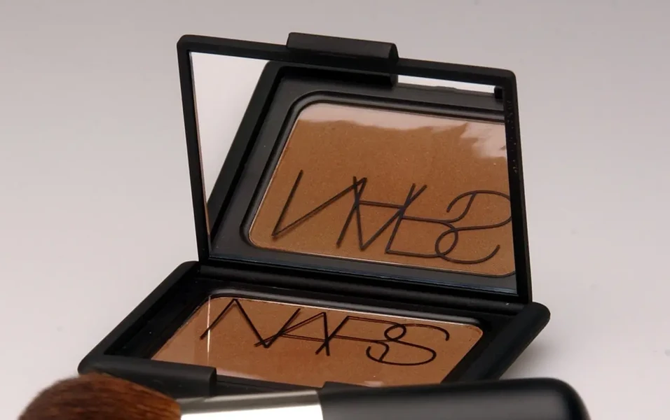 ’90s bronzer revival shapes summer 2026 beauty trends