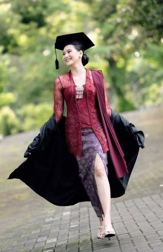 8 model kebaya wisuda non hijab yang modern dan elegan