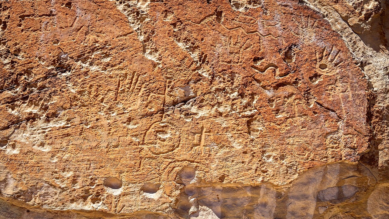A single pool of water in New Mexico made this sandstone cliff the ...