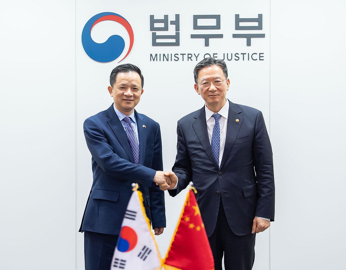 Justice minister meets Chinese envoy