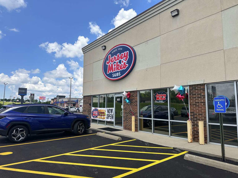 Jersey Mike’s Subs opens new Alton location to packed lunch crowd