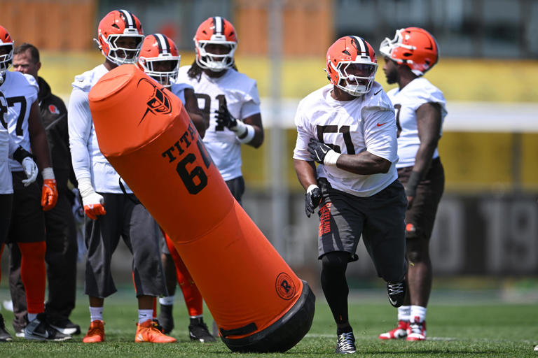Browns defensive lineman goes down with apparent leg injury in practice