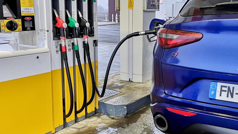 Essence à plus de 2 € : qui peut vraiment toucher la nouvelle aide ...