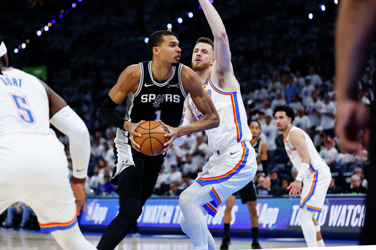 Spurs fall to Thunder in Game 5. See the photos