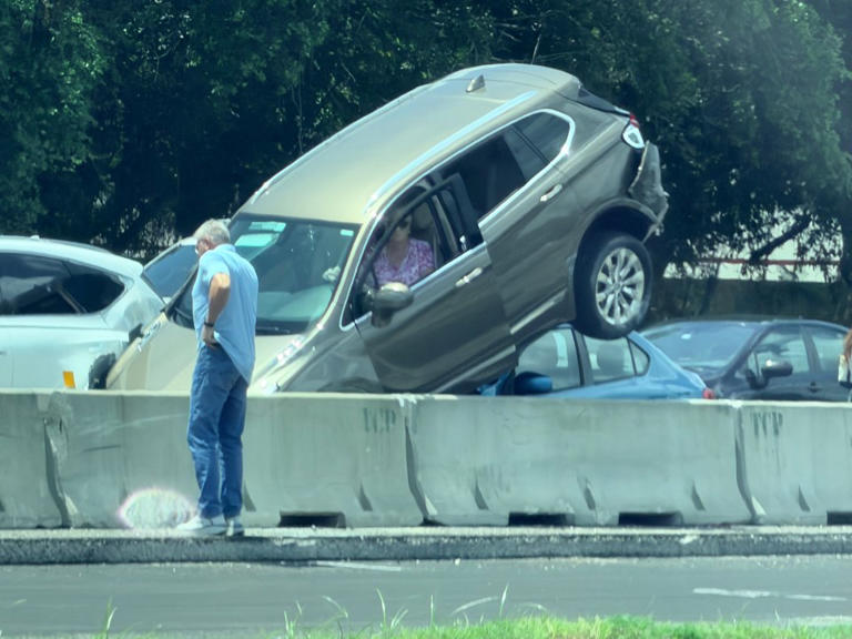 Multi-car crash closes southbound lanes on I-75 in Sarasota County; 3 ...