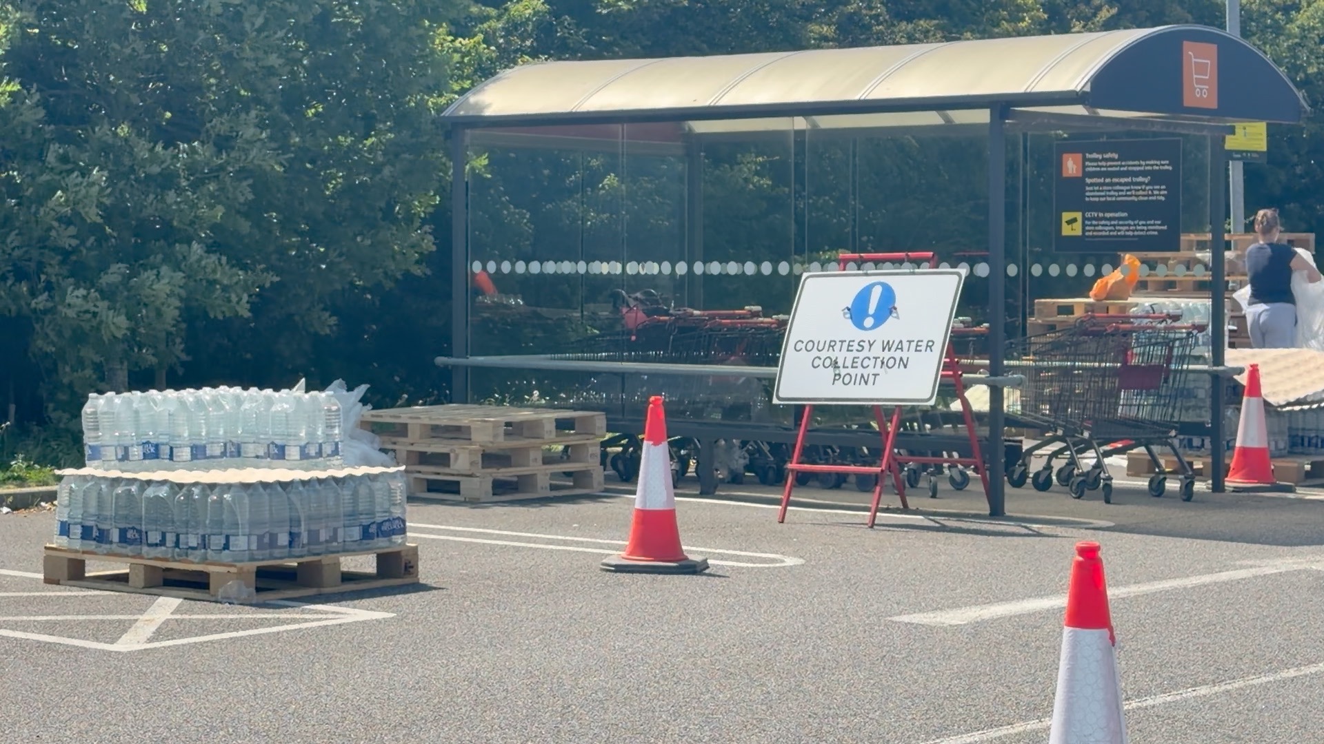 South East Water outages force residents to rely on bottled water handouts