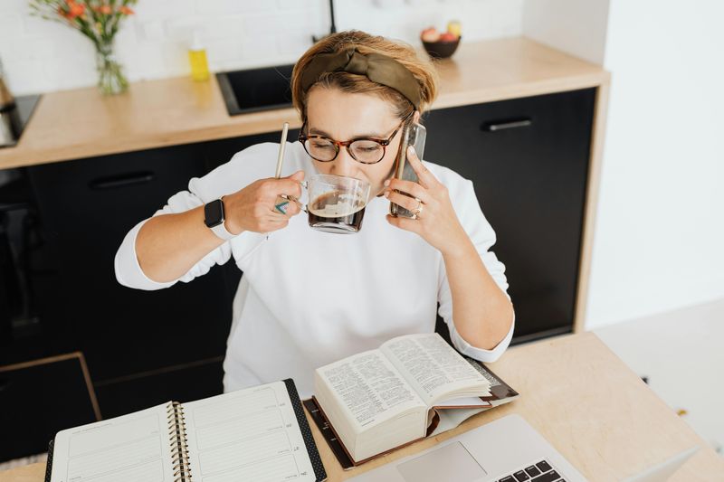 13 signs someone is overcompensating to appear smart