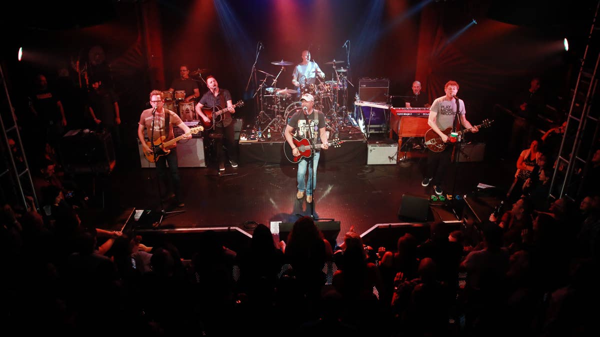 Hootie and the Blowfish's 'Cracked Rear View' hits No. 1 on Billboard ...